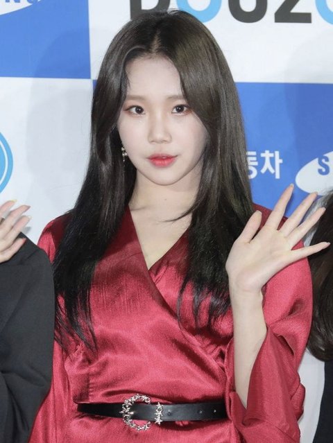 Netizens are in love with Momoland member JooE's new hair color | allkpop