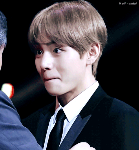 V is seriously so cute.. ~ pannatic